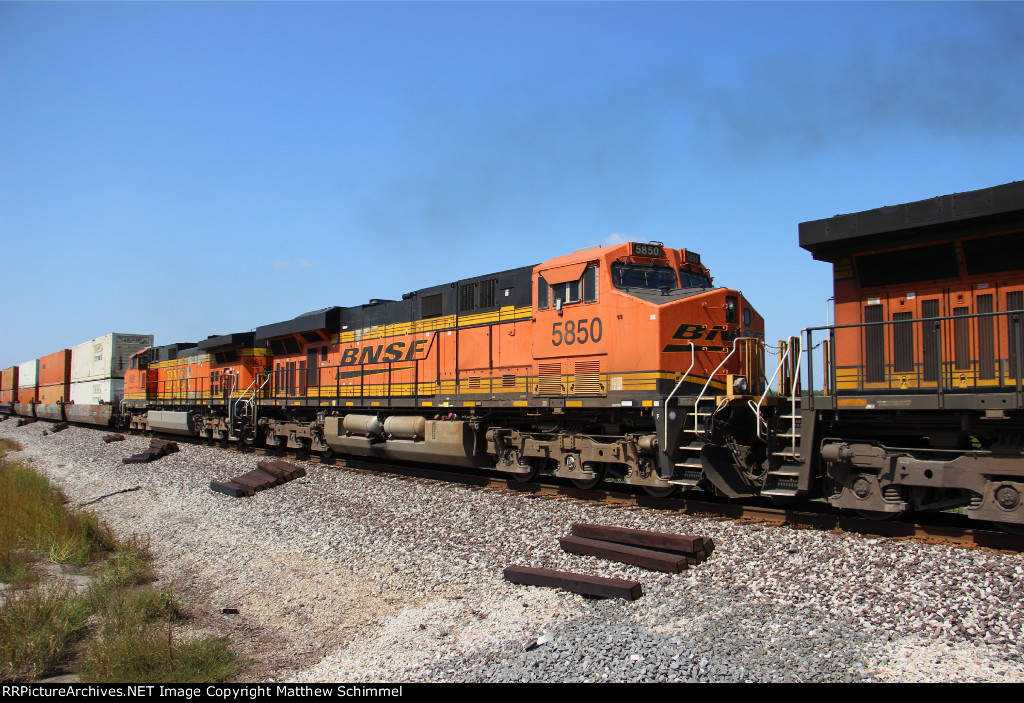 BNSF 5850
